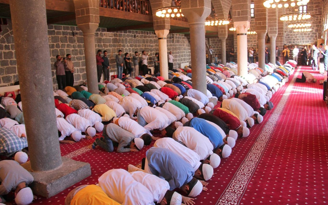 İslam ve Namaz Arasındaki Bağlantı Nasıldır? diniyasam.com